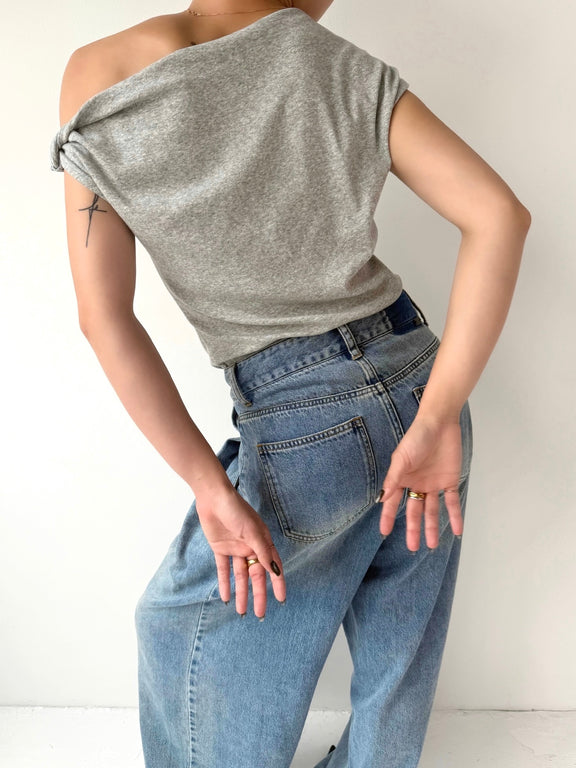 ASYMMETRY TWIST CUT TOP | efu(エフ)official通販サイト – efu official