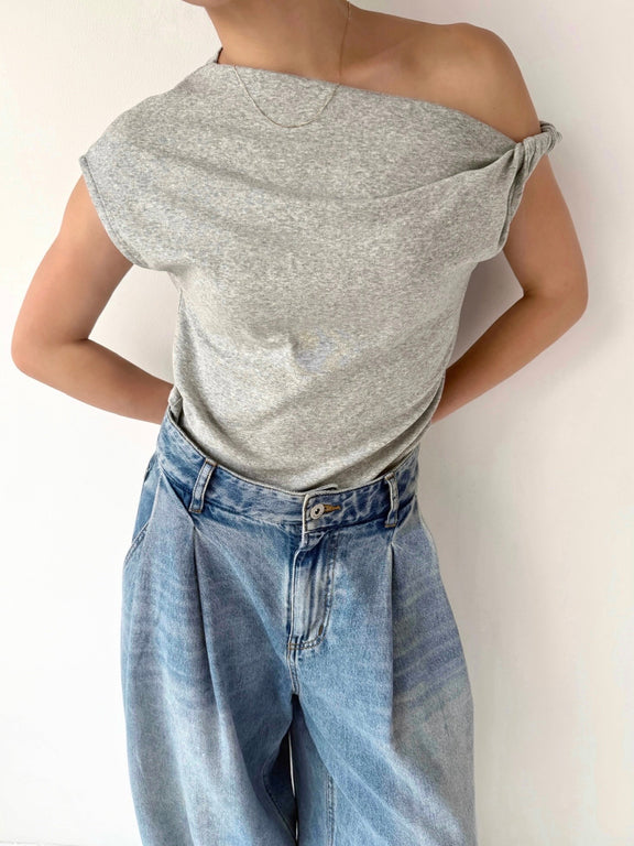 ASYMMETRY TWIST CUT TOP | efu(エフ)official通販サイト – efu official